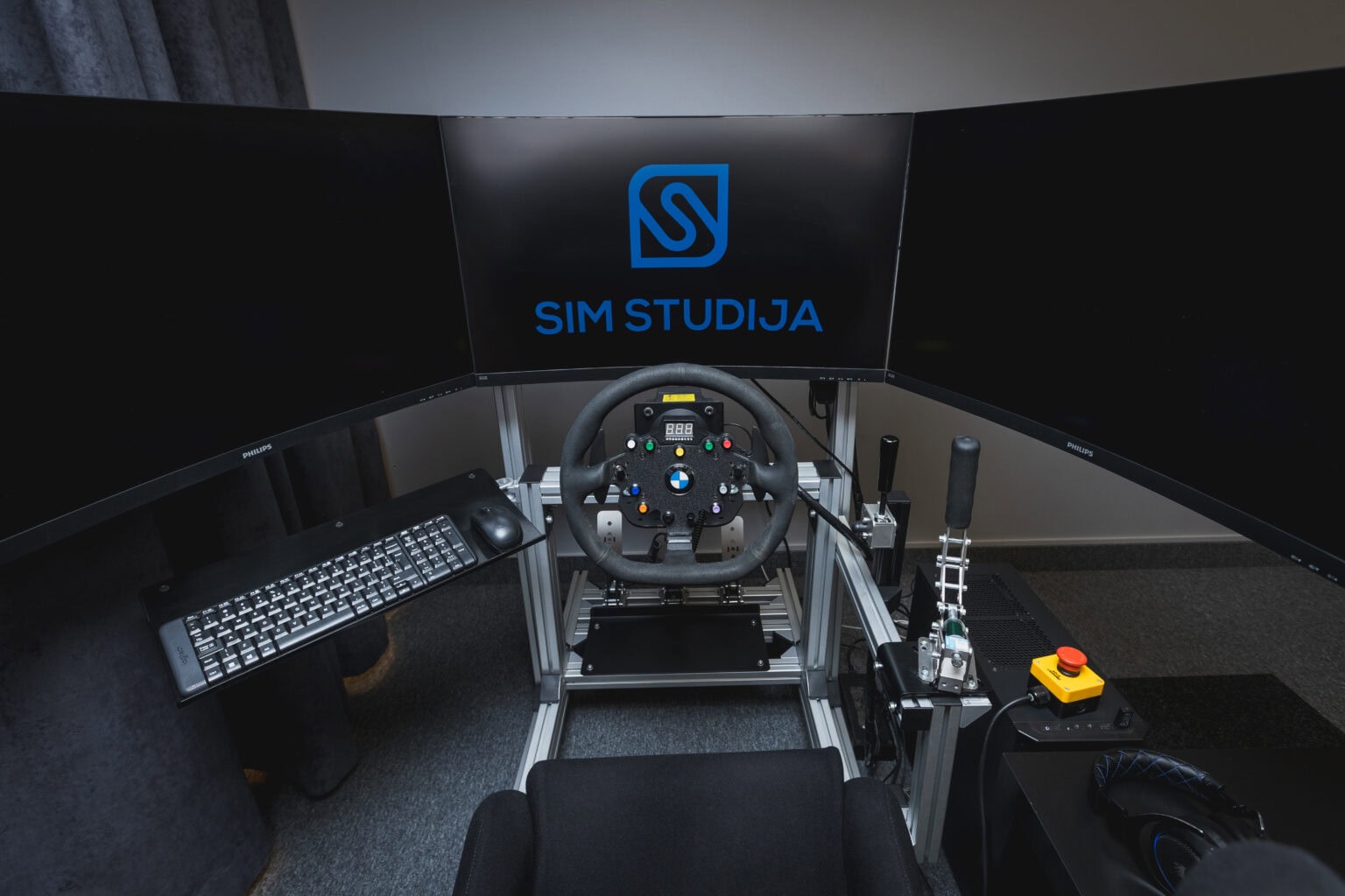 Apie Mus - Sim Studija - Lenktynių Simuliatorius